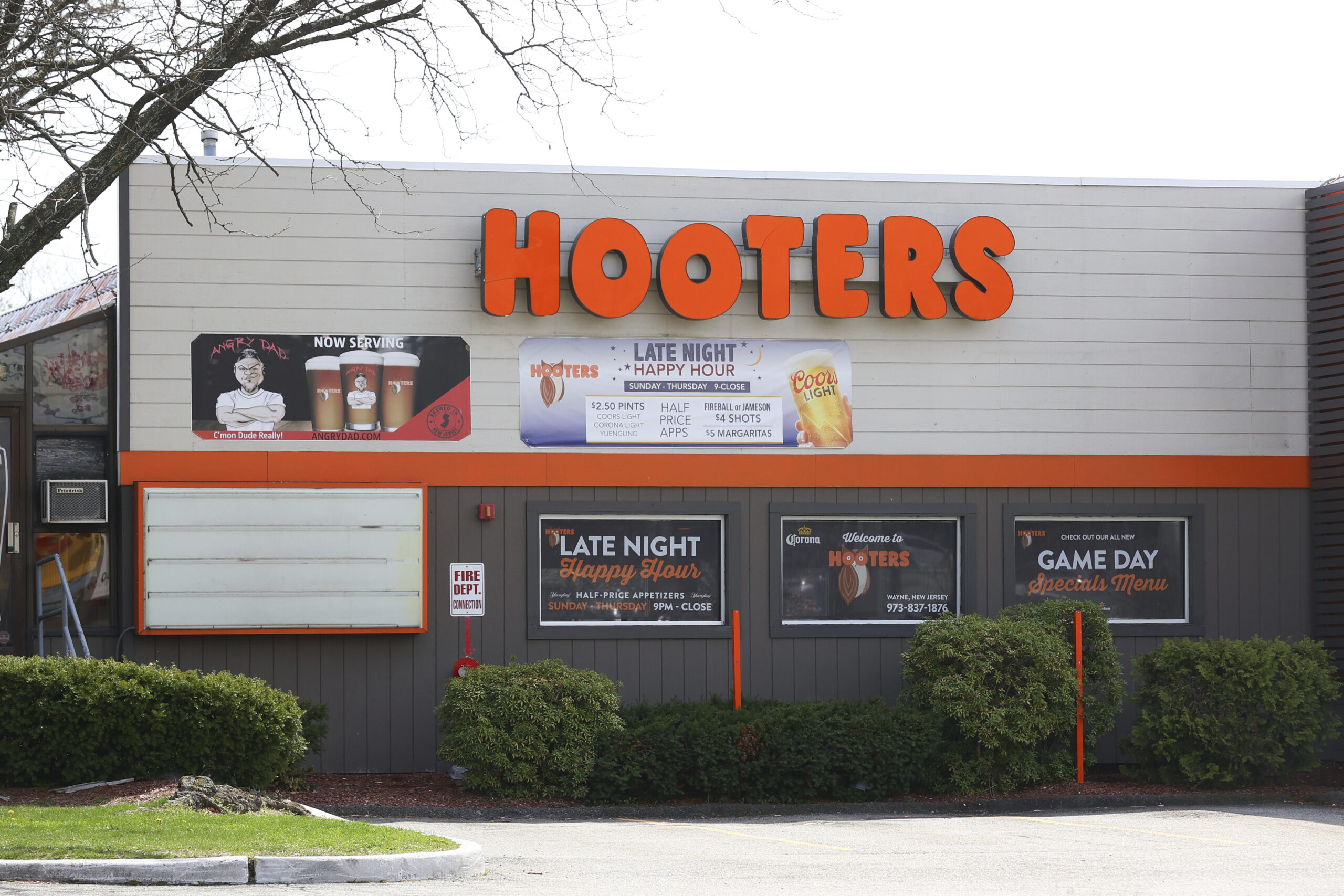 Hooters to Launch Hot Honey, Lemon Pepper Flavored Whiskeys